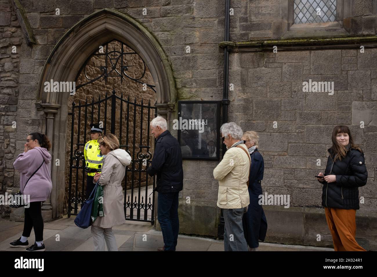 Edinburgh, Scotland, 9 September 2022. People queue to see the notice ...