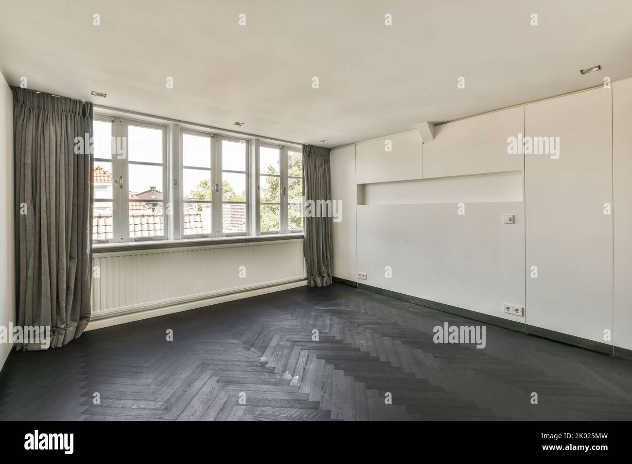 A cozy and spacious empty room in a luxury house Stock Photo - Alamy