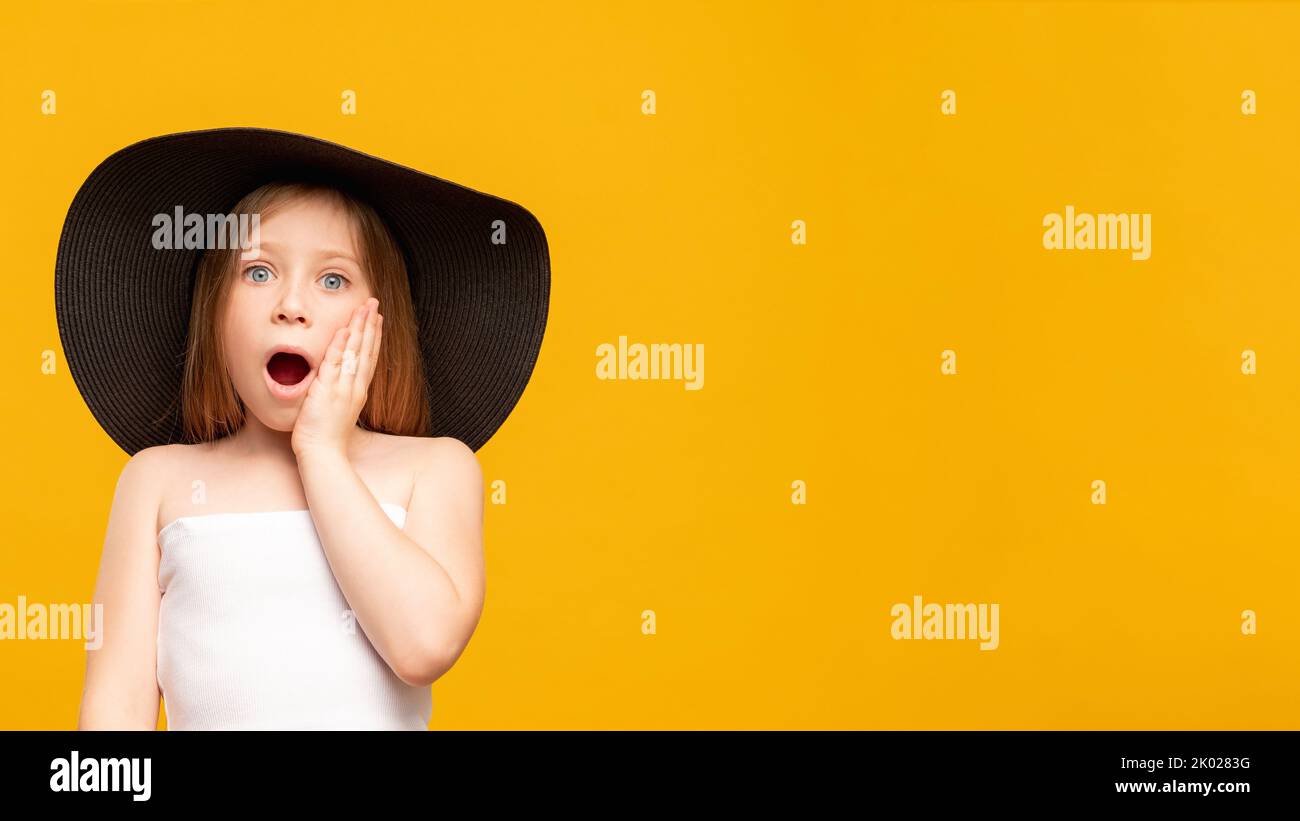 surprised child wow reaction special offer girl Stock Photo - Alamy