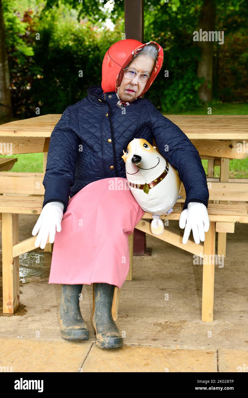 Queen's Platinum Jubilee Celebrations with Royal themed Scarecrows in ...