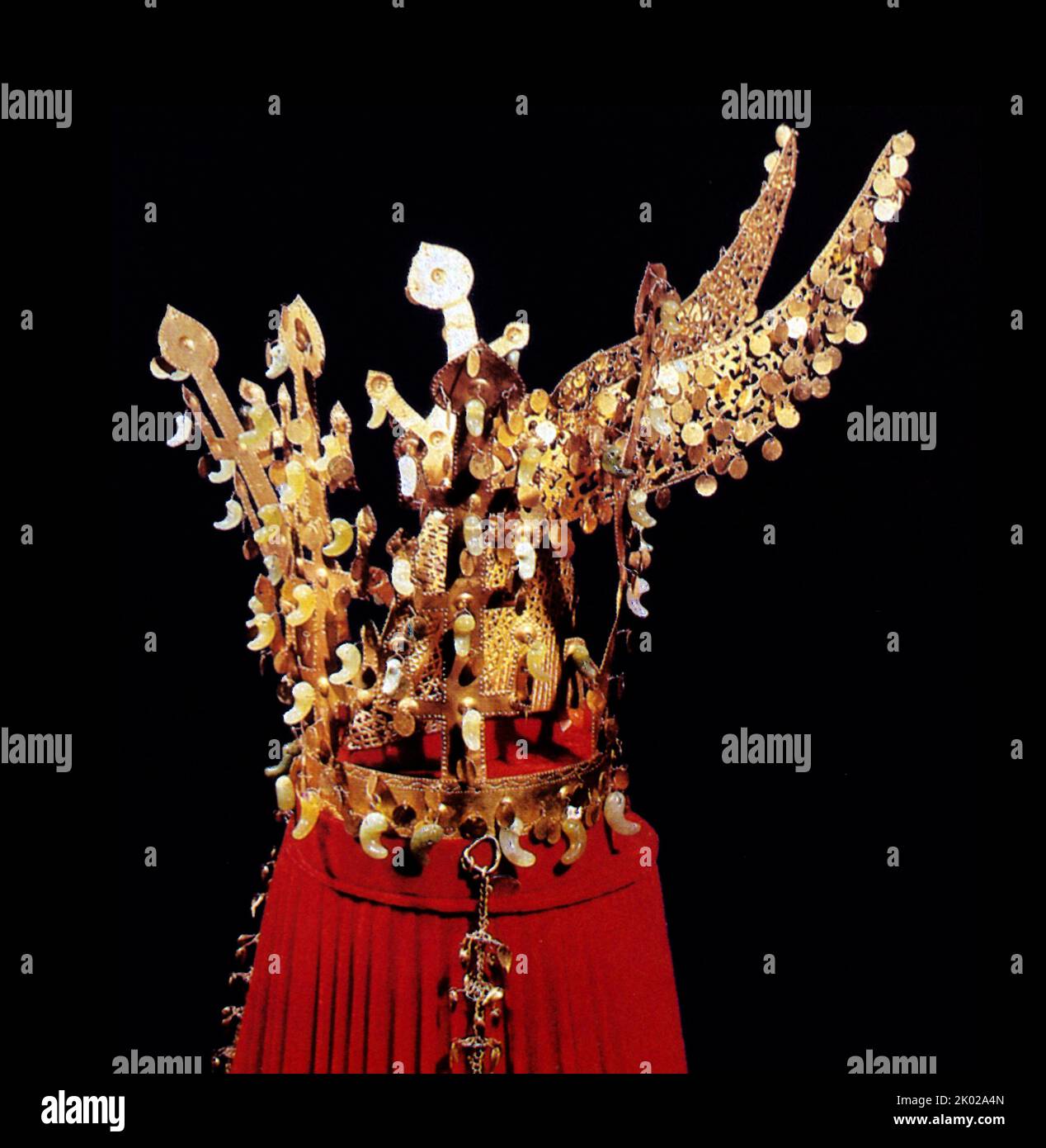The Gold Crown from Geumgwanchong, the largest golden crown discovered ...