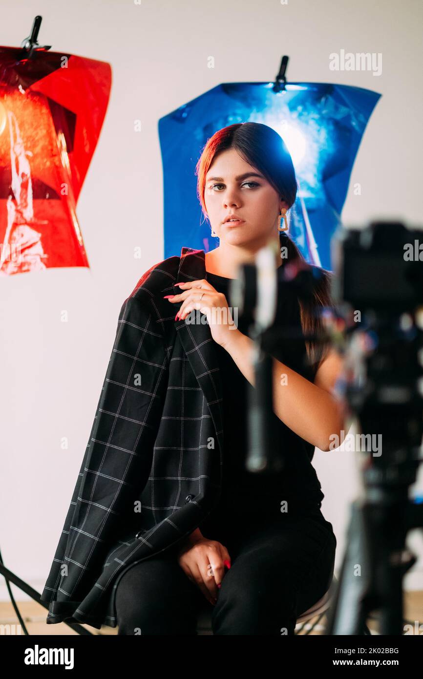 fashion modeling shooting backstage business woman Stock Photo - Alamy
