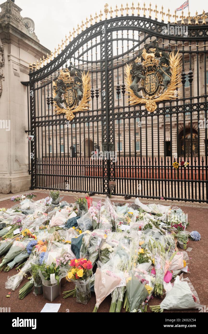 Tributes left outside gates hi-res stock photography and images - Alamy