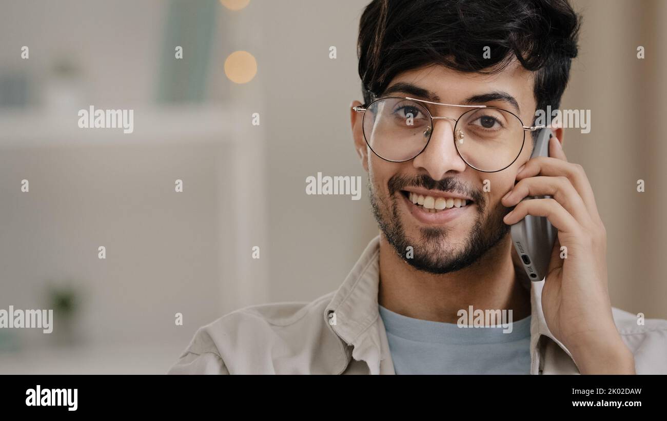 Arab use mobile hi-res stock photography and images - Alamy