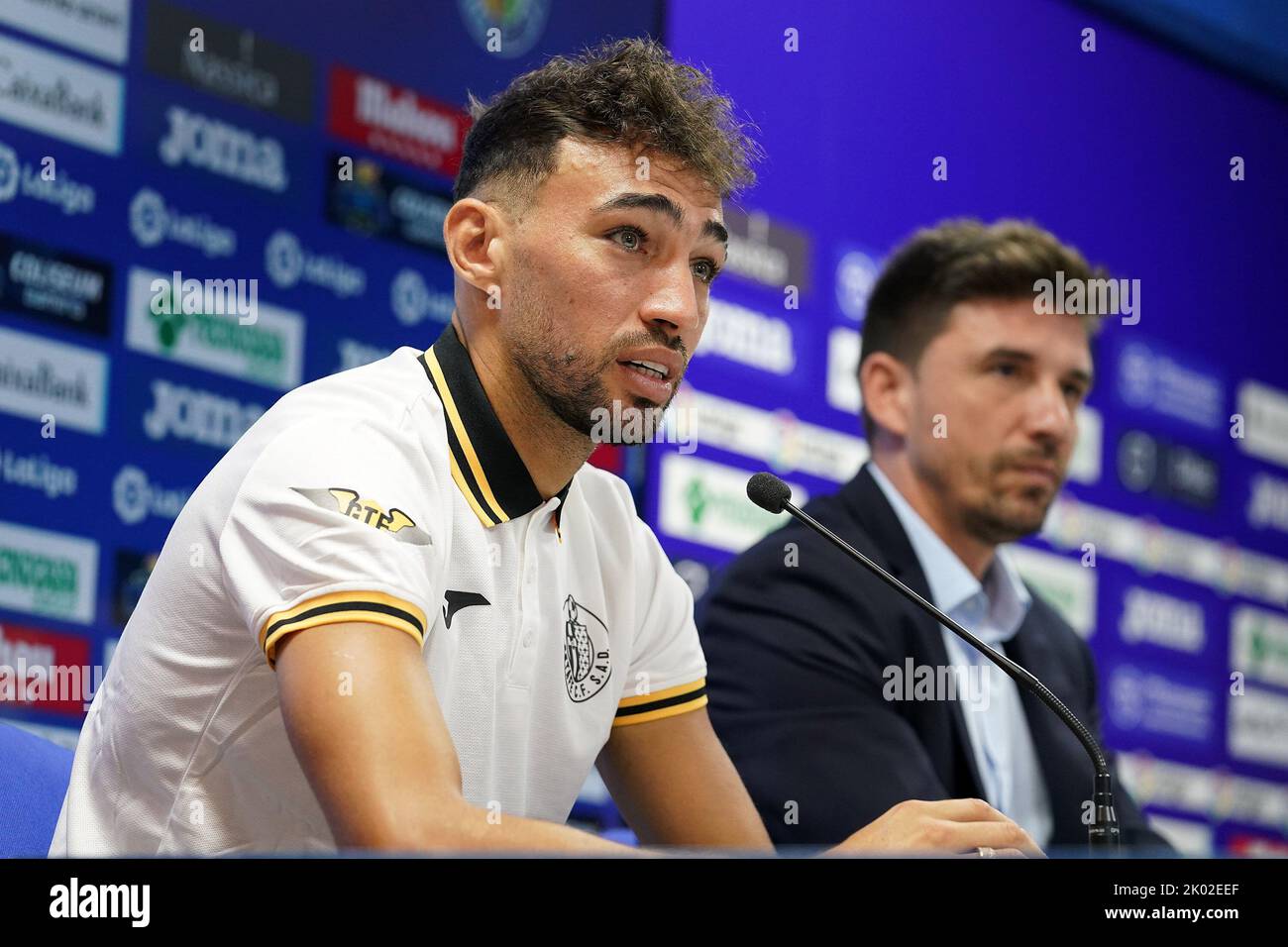 Getafe CF's new player Munir El Haddadi (l) with the General Manager ...