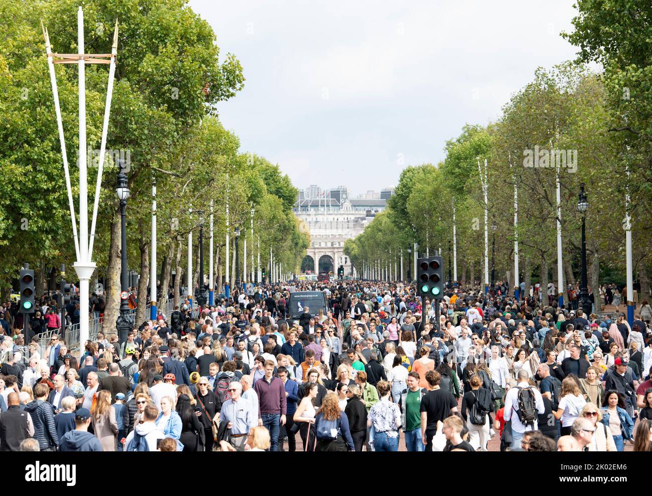 Crowd london queen hi-res stock photography and images - Alamy
