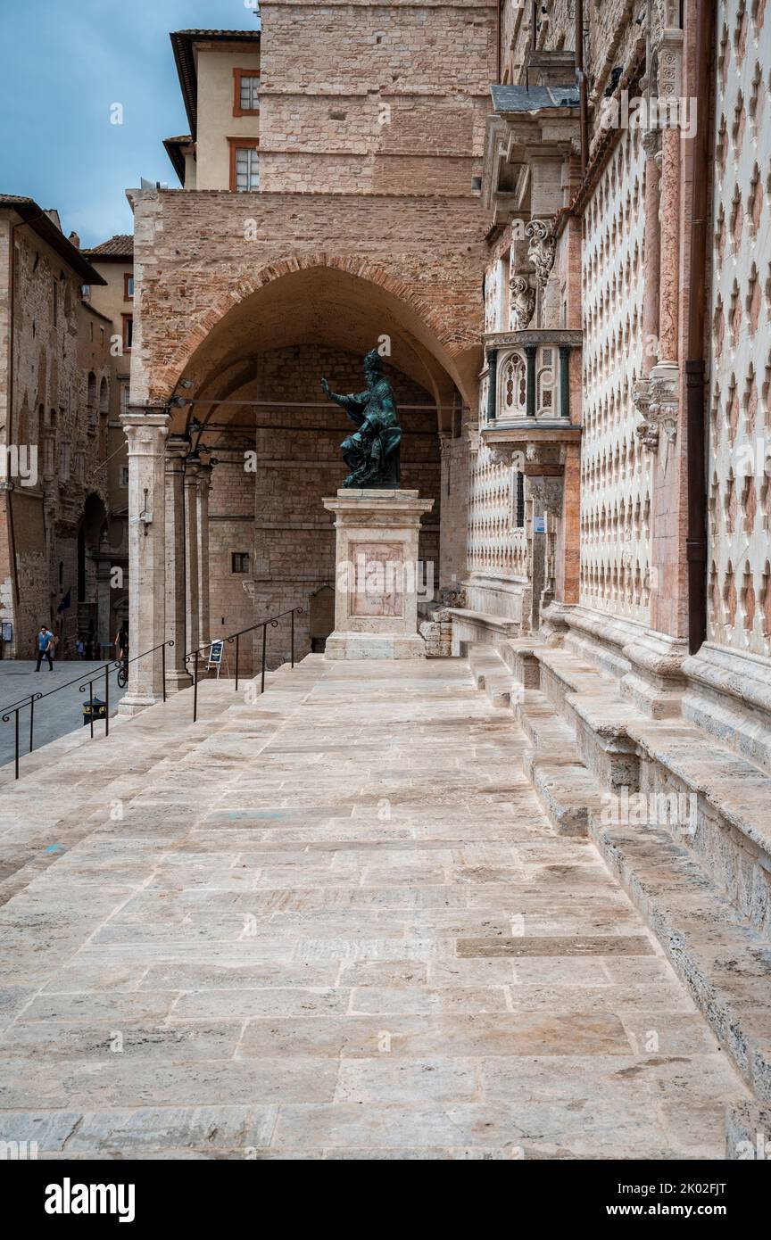 Perugia. Art of the palaces and churches of the medieval historic ...