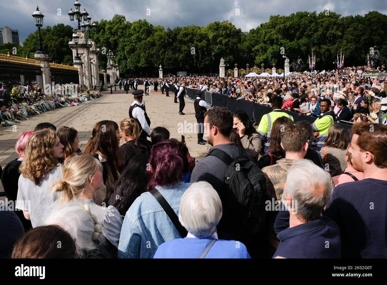 Buckingham Palace, London, UK. 9th Sep, 2022. Crowds outside Buckingham ...