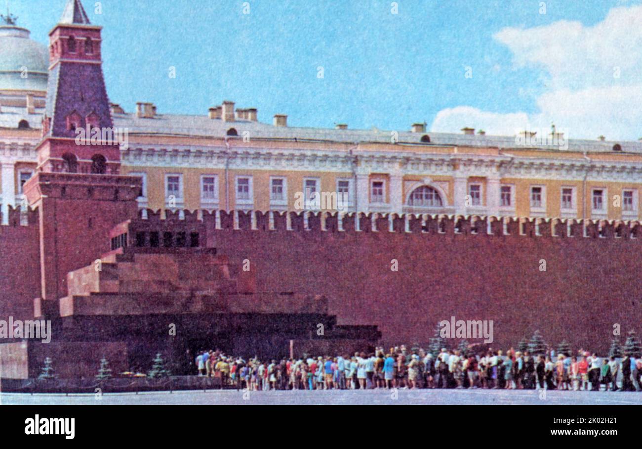 V i lenin in the mausoleum hi-res stock photography and images - Alamy