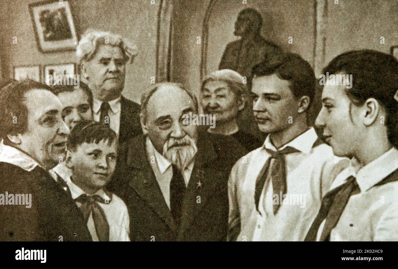 The oldest communist F.N. Petrov with students from Moscow. Born July ...
