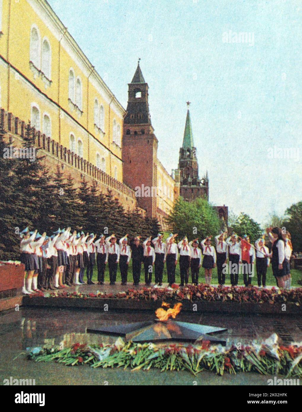 Moscow Pioneer schoolchildren at the Kremlin wall make a solemn promise ...