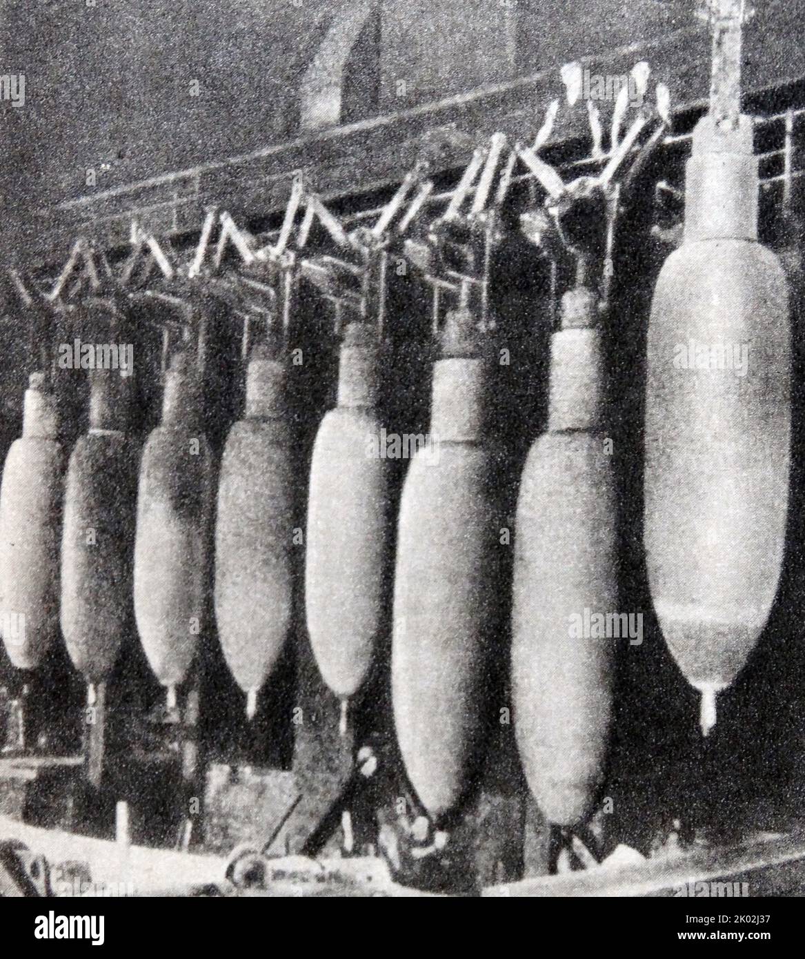 At a UK military plant. Build 10 Ton Bombs Stock Photo - Alamy