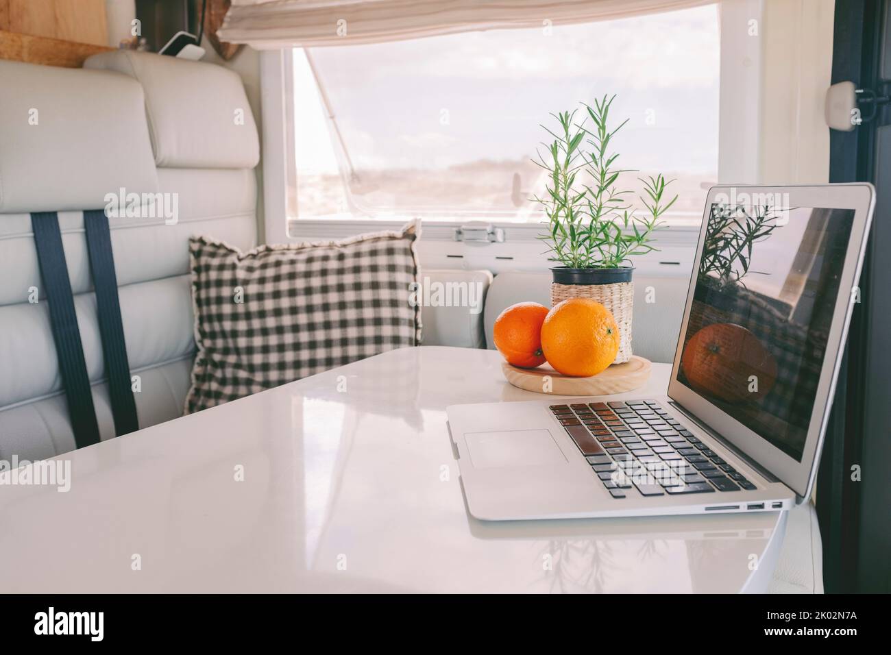 Digital nomad travelers hi-res stock photography and images - Alamy