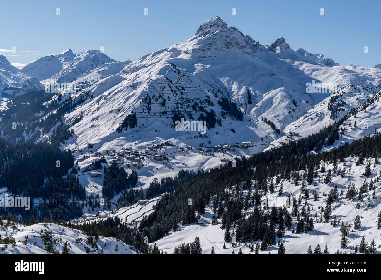 Warth am arlberg with warther horn mountain hi-res stock photography ...