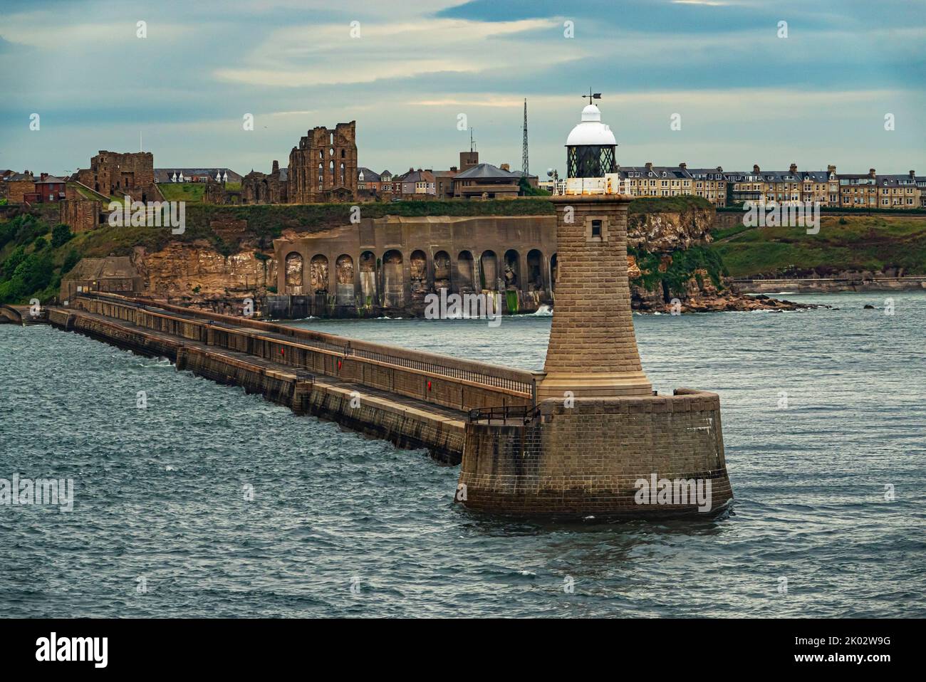 Tynemouth pier lighthouse newcastle hi-res stock photography and images ...