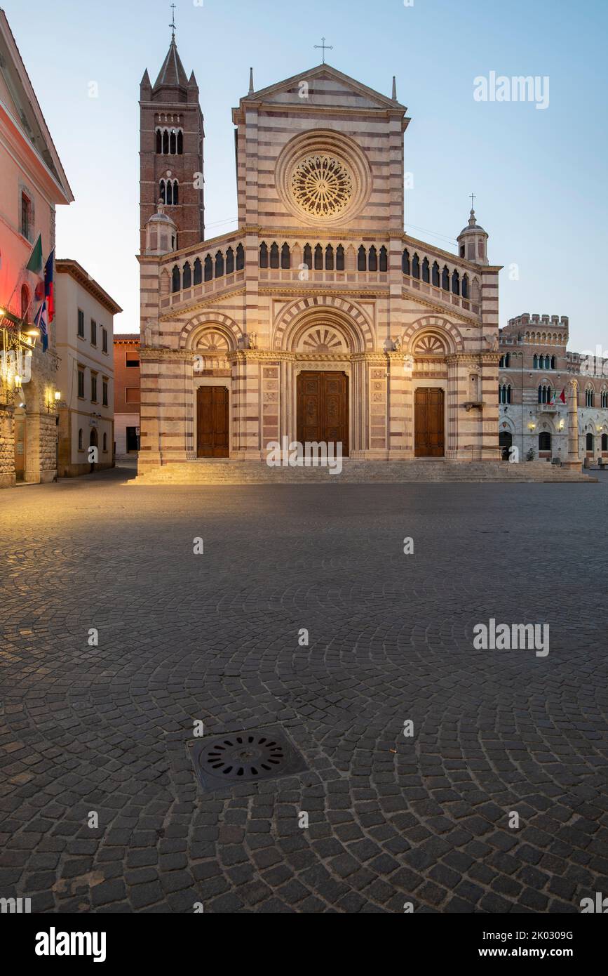 Duomo San Lorenzo, facade with white and purple marble stripes ...