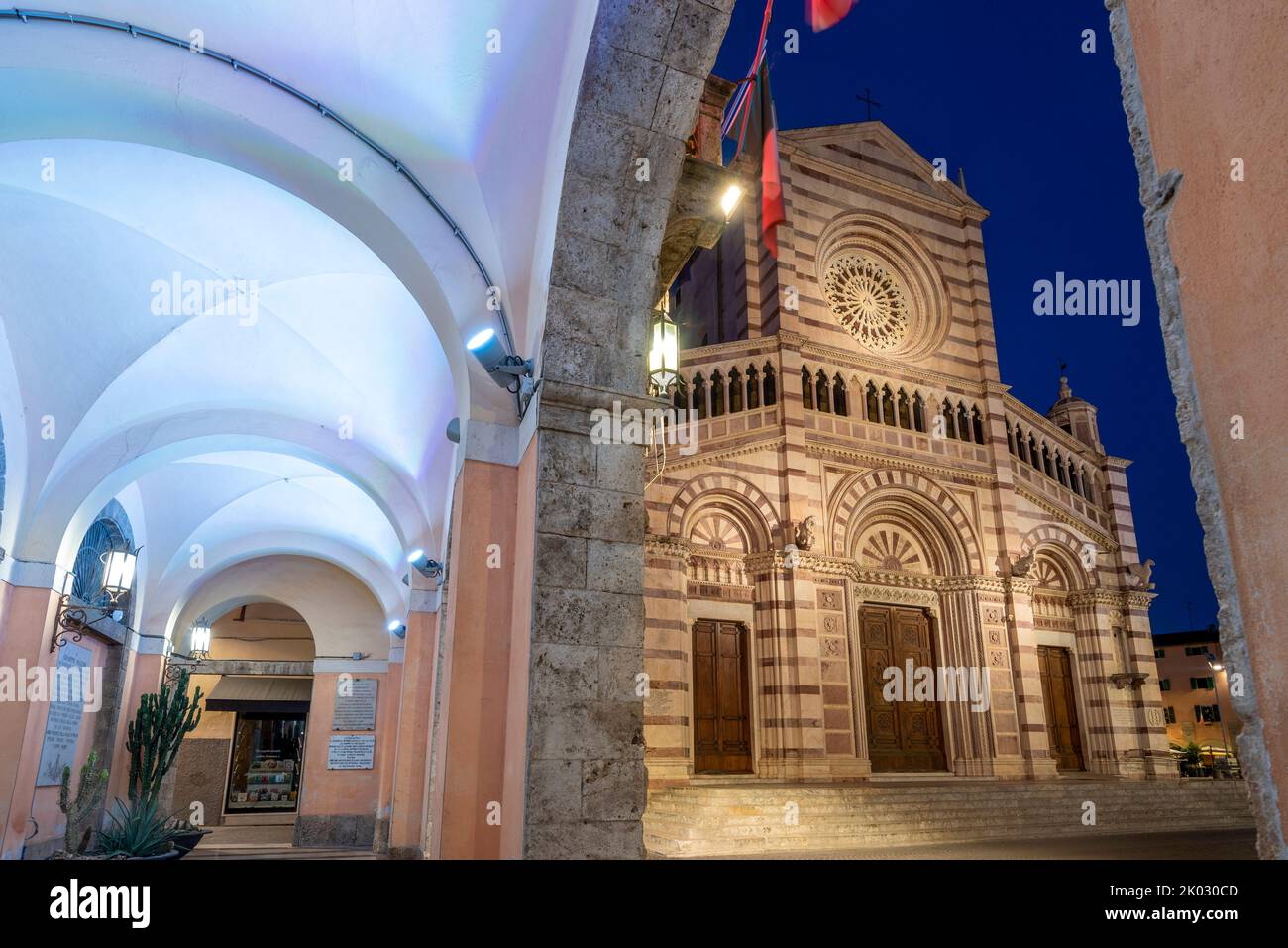 Duomo San Lorenzo, facade with white and purple marble stripes ...