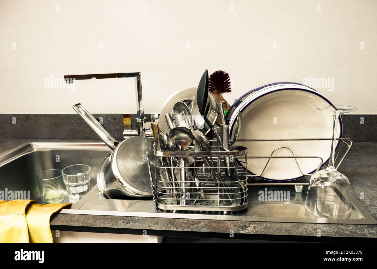 The clean dishes drying after washing Stock Photo - Alamy