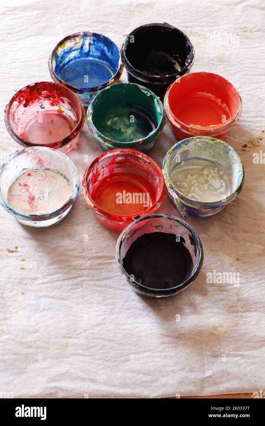 Used paint plastic pots hi-res stock photography and images - Alamy