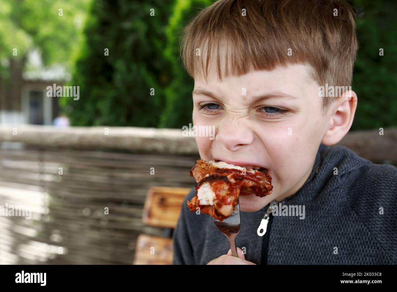 Spicy chicken wings face hi-res stock photography and images - Alamy