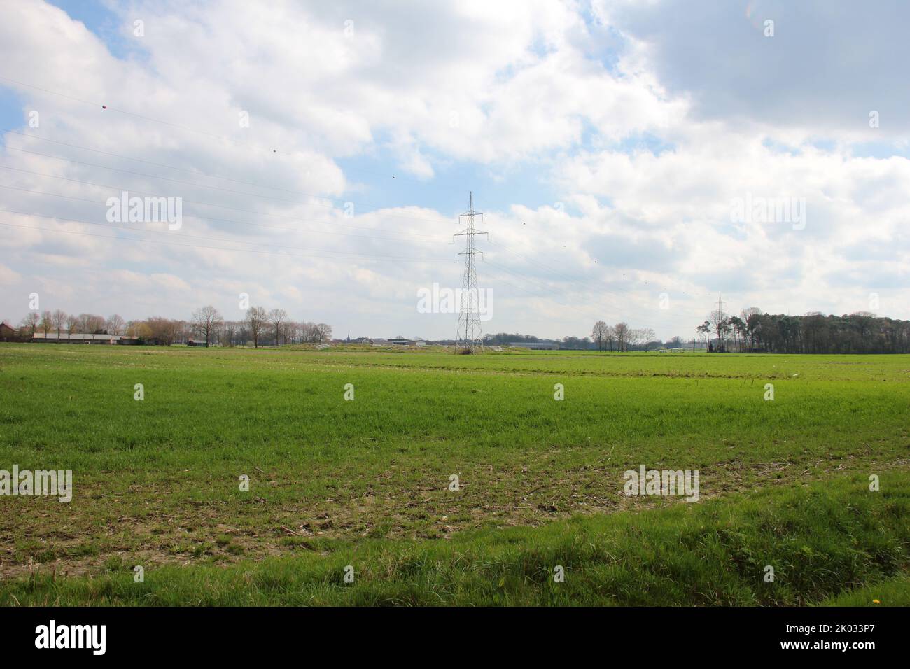 Big beautiful green field hi-res stock photography and images - Alamy