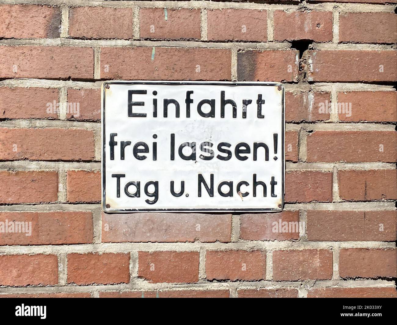 German sign, Einhafrt frei lassen! Tag u Nacht Translation: Leave the ...