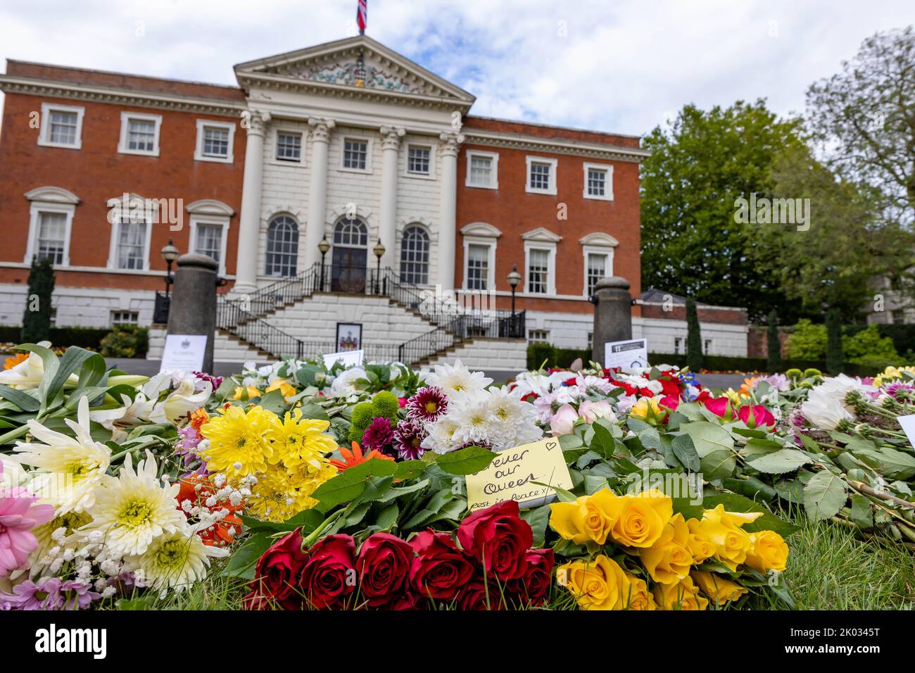 Warrington Town Hall, Cheshire, UK. 09th Sep, 2022. UK - Flowers placed ...