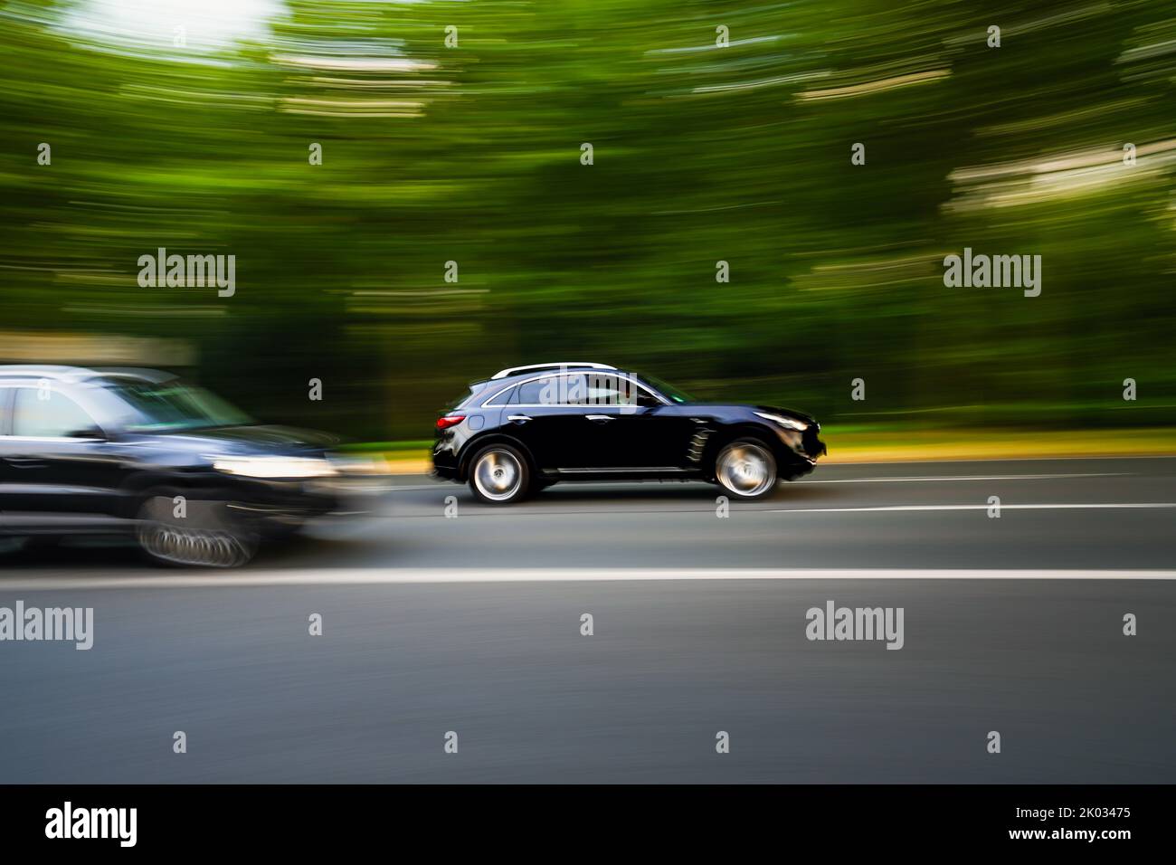 Fast driving cars hi-res stock photography and images - Alamy