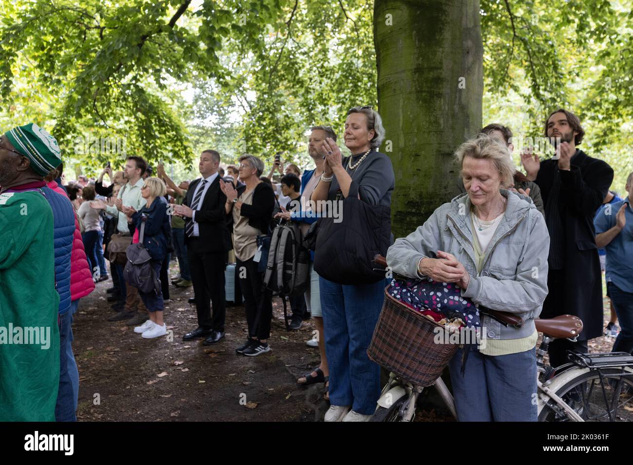 London, UK. 9th Sept 2022. Crowds mourning the death of Queen Elizabeth ...