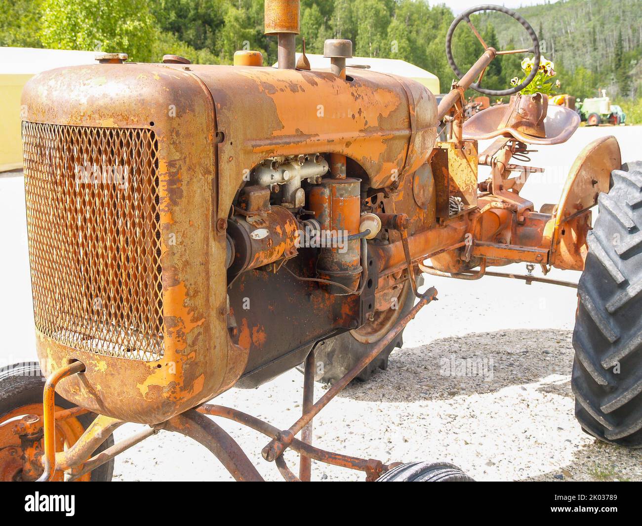 Old tractor rusting away in rural setting Stock Photo - Alamy