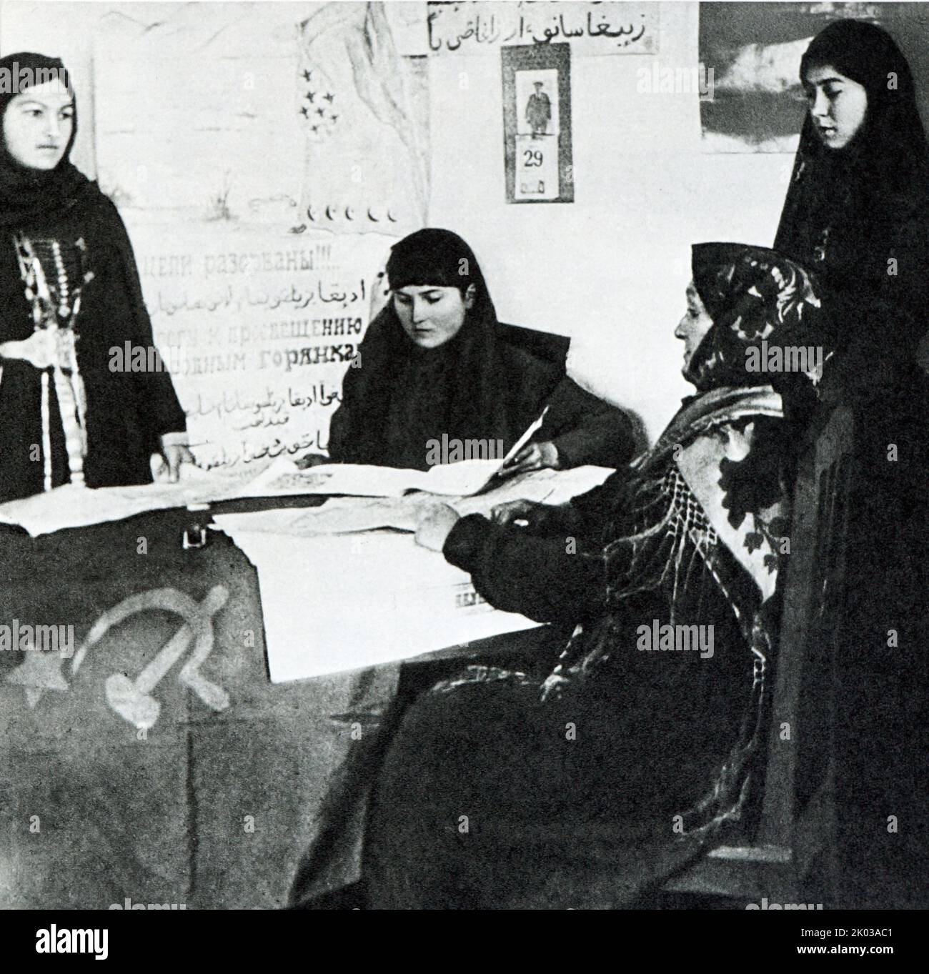 Adult literacy class to raise the level of peasant education after the establishment of the USSR ...