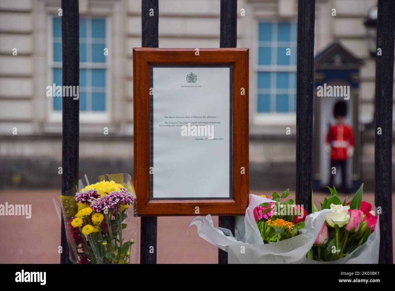 London, England, UK. 9th Sep, 2022. Official notice of the Queen's death outside Buckingham ...