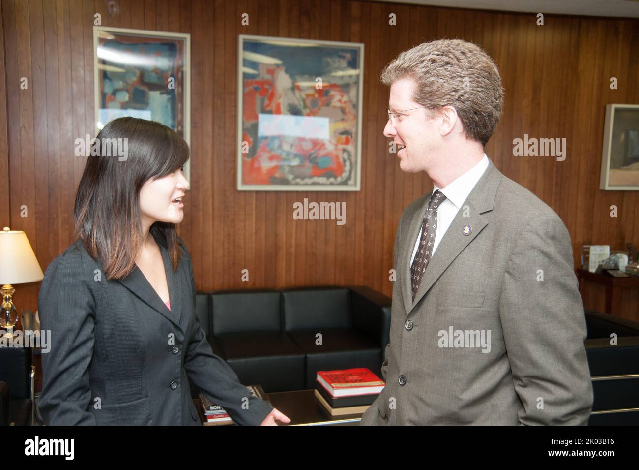 Secretary Shaun Donovan with HUD intern Lisa Chen Stock Photo - Alamy