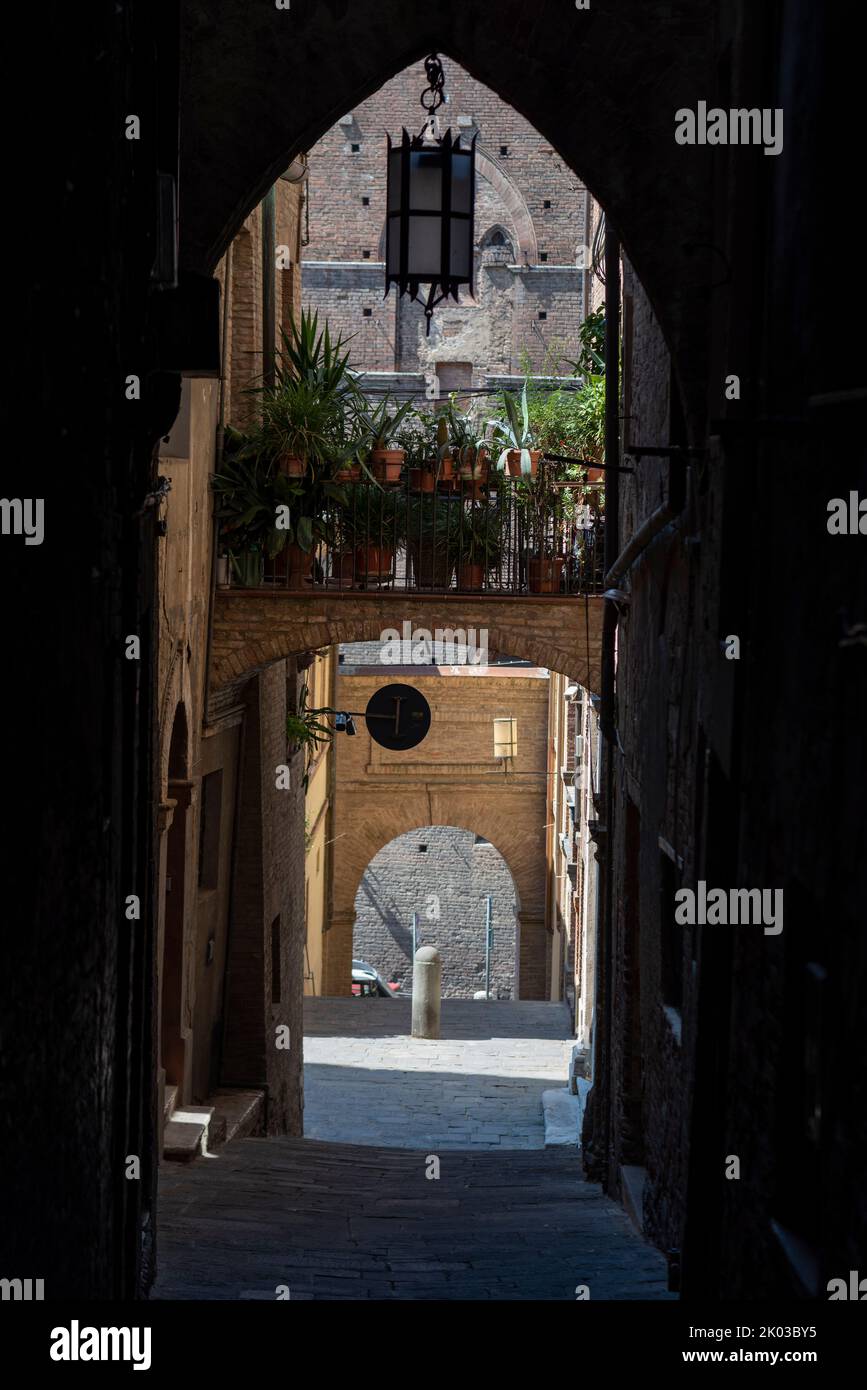 Alley in the old town, Unesco World Heritage Site, Siena, Tuscany ...