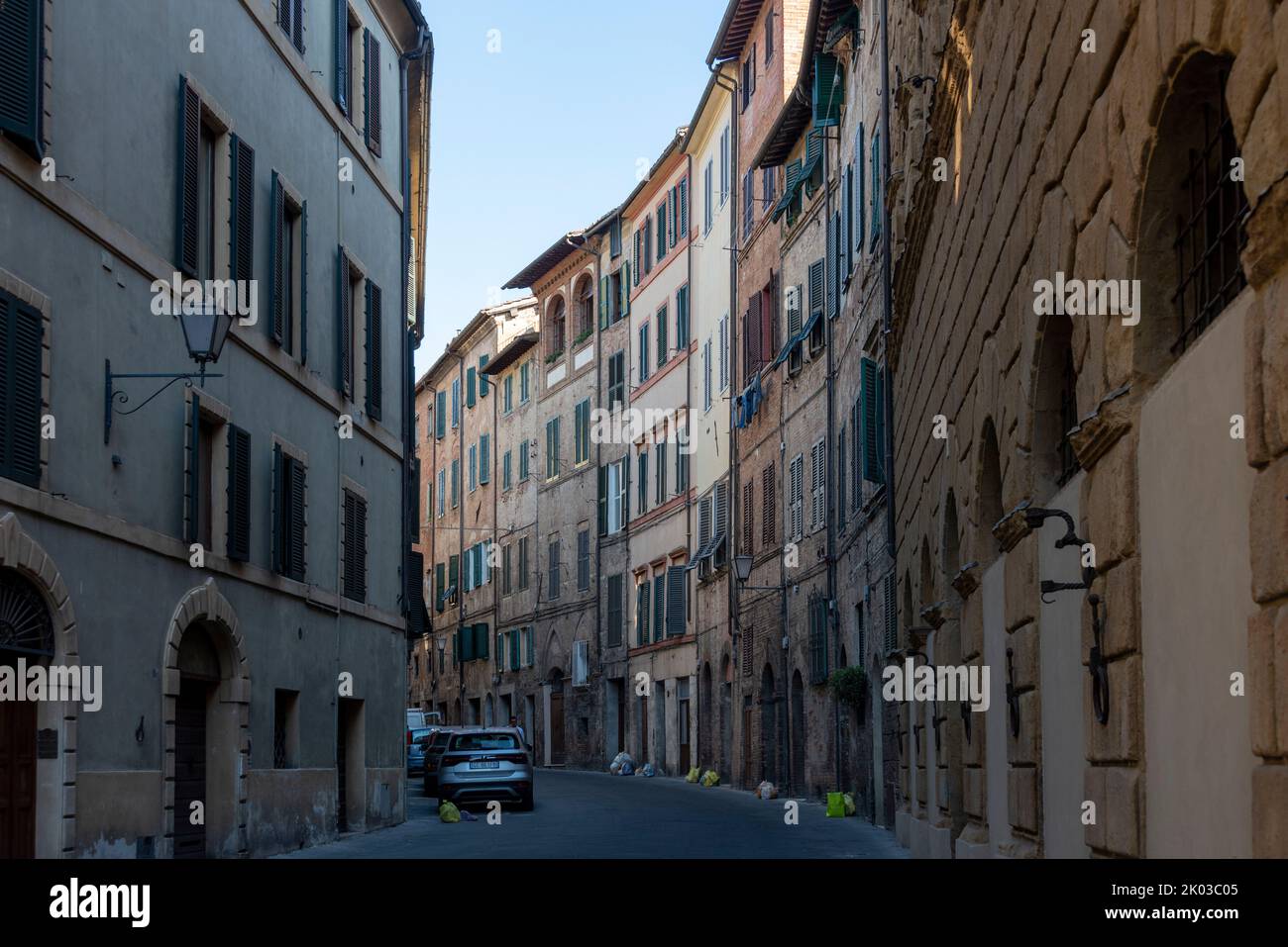 Alley in siena via hi-res stock photography and images - Alamy