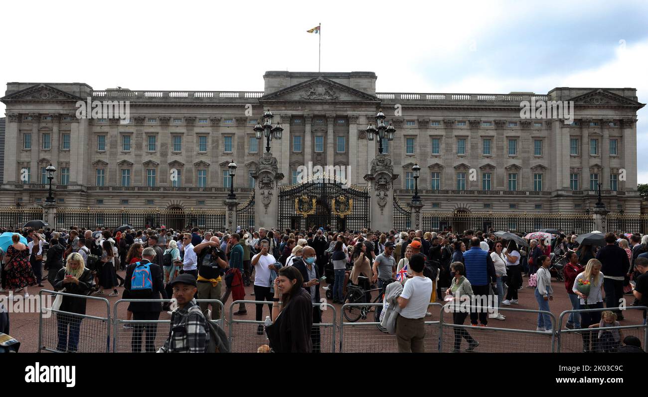 London, UK. 09th Sep, 2022. Members of the public gather to pay their ...