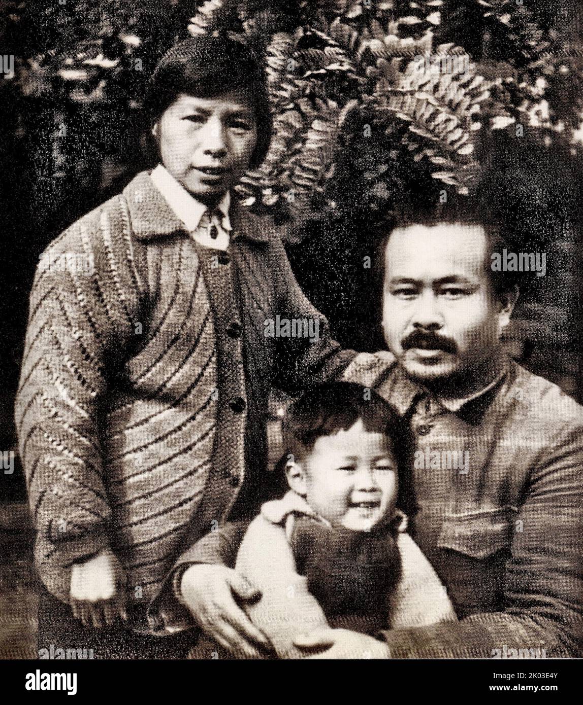 A group photo of Ren Bishi, Chen Congying, and their child. Ren Bishi ...