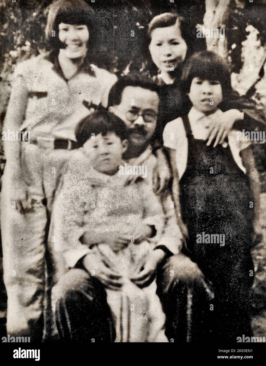 Ren Bishi took a group photo with his family in Zaoyuan. His daughters ...