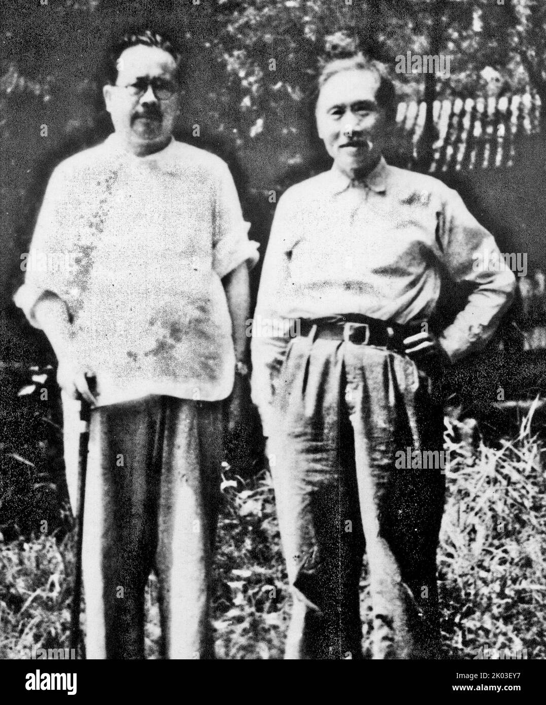 Ren Bishi took a group photo with Xu Teli who came to visit him. Ren ...