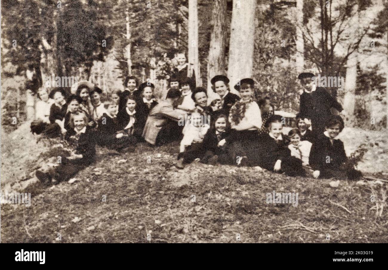 Ren Bishi's photo taken with Soviet teenagers next to the Black Sea ...