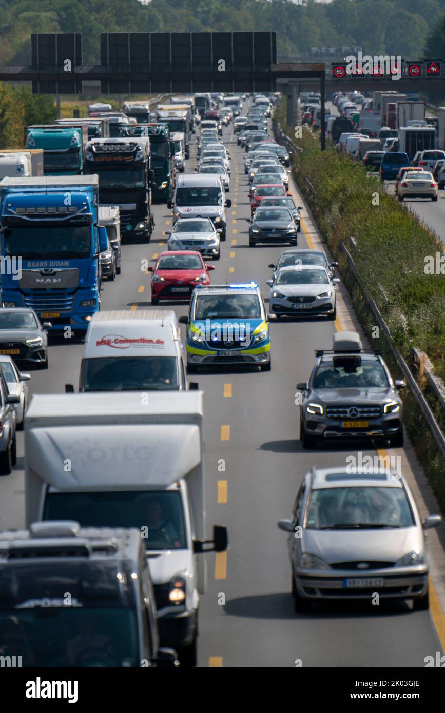 Police standing on motorway hi-res stock photography and images - Alamy
