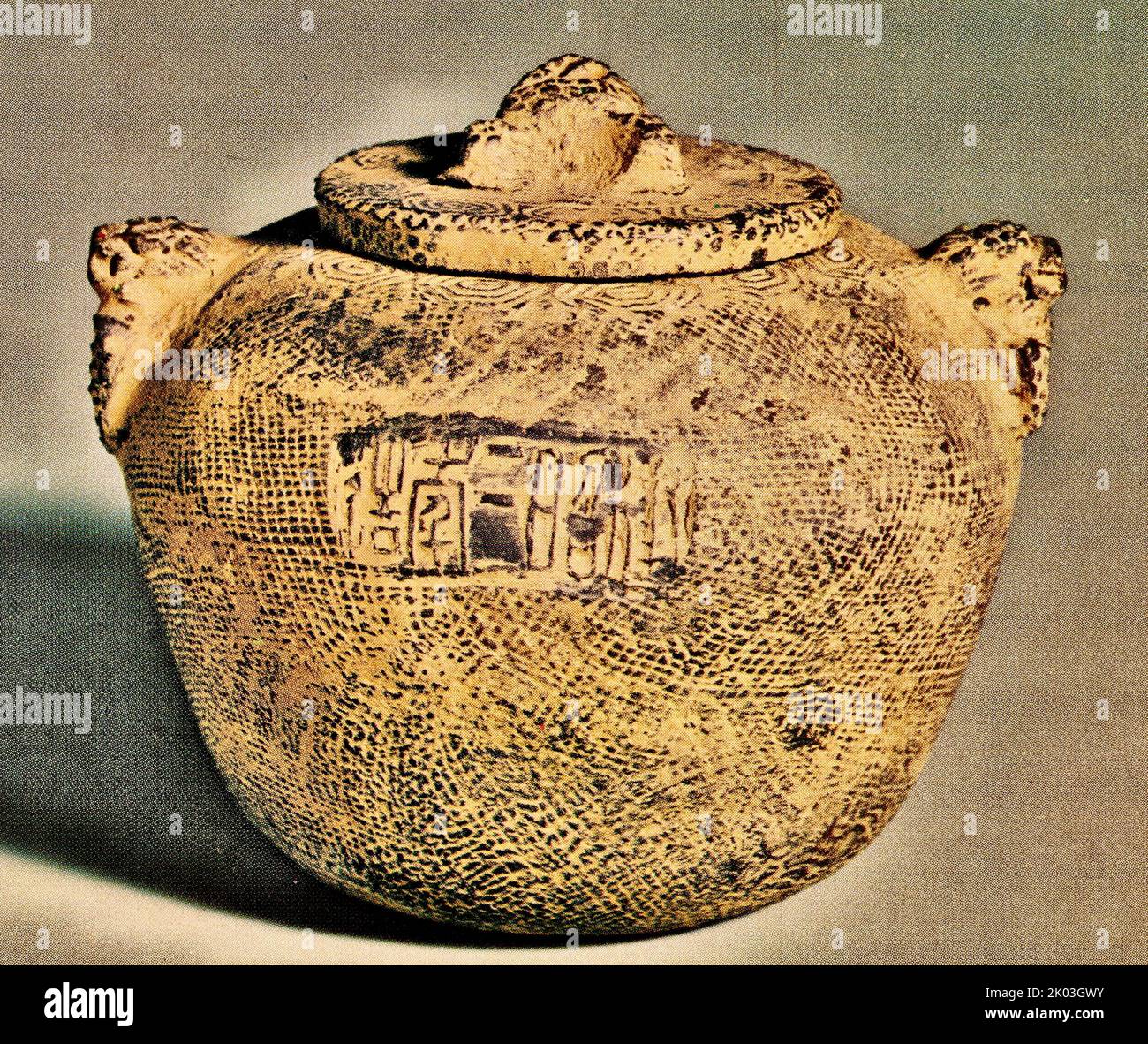 Han Dynasty of a jar covered with lattice pattern and cloud patterns at ...
