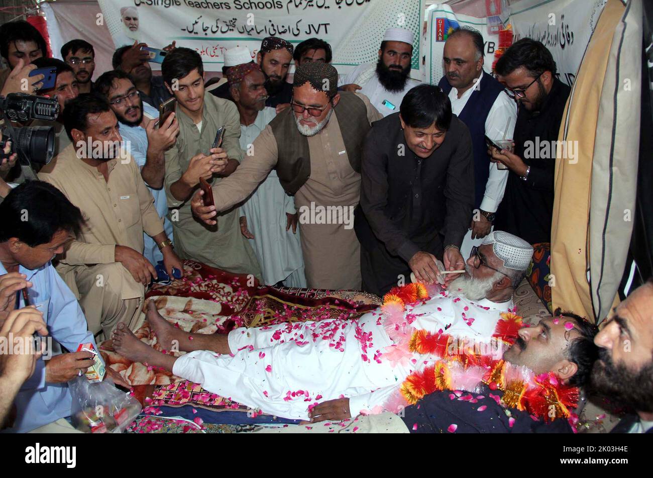 Member of Provincial Assembly (MPA), Nasarullah Khan serves juice to ...