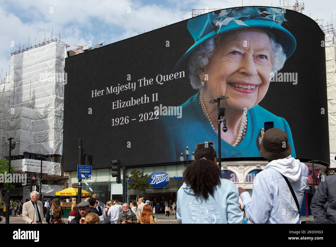 The advertising sign at Piccadilly Circus commemerates Queen Elizabeth ...