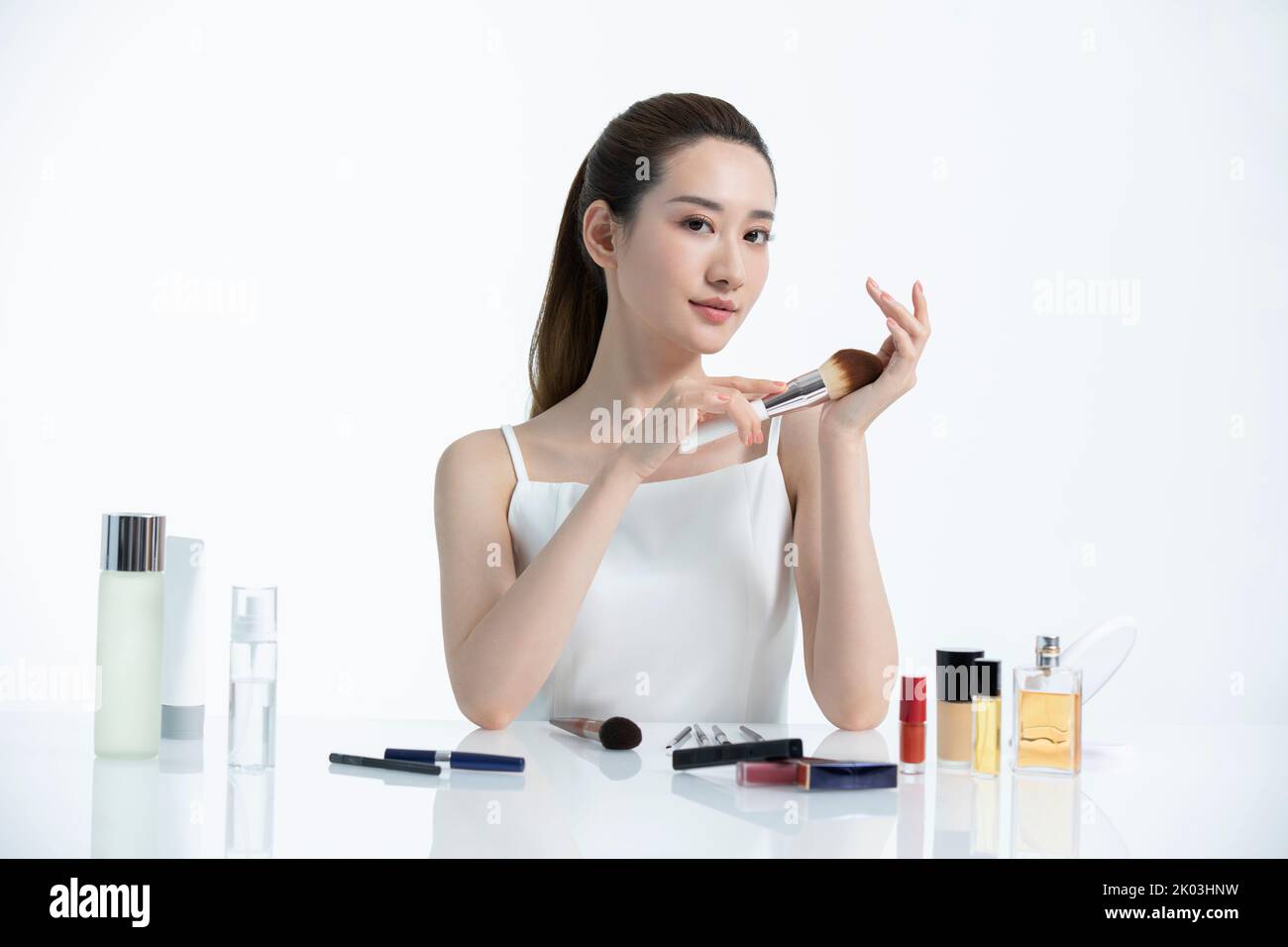 Beautiful young Chinese woman applying makeup Stock Photo - Alamy