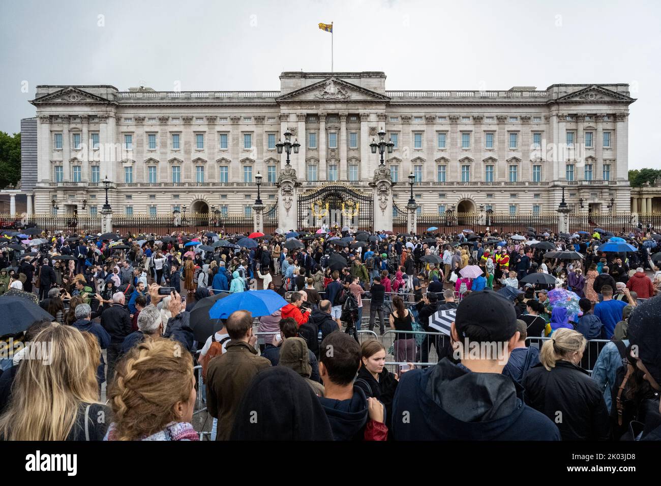 Buckingham palace flagpole hi-res stock photography and images - Alamy