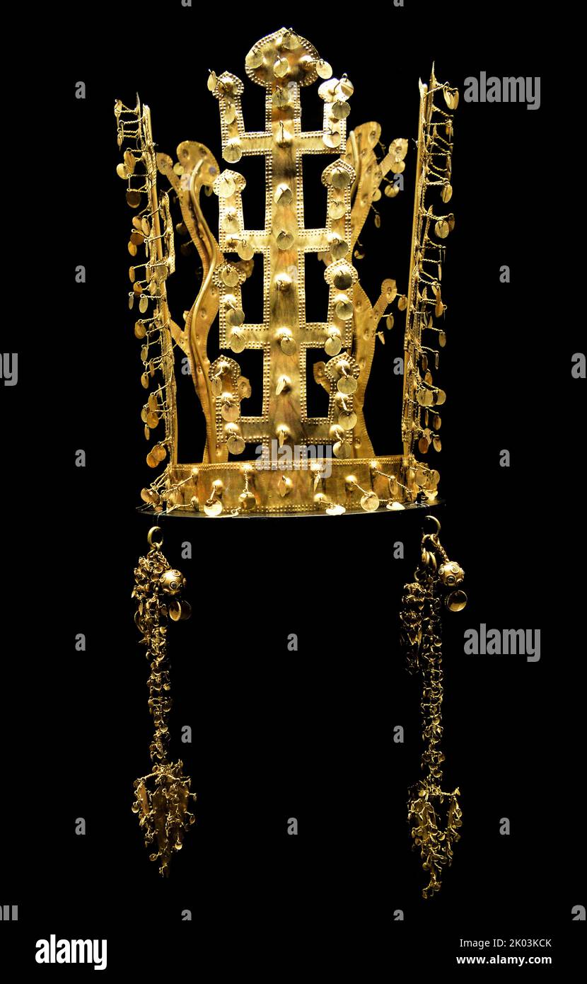 Gold crown treasure hi-res stock photography and images - Alamy