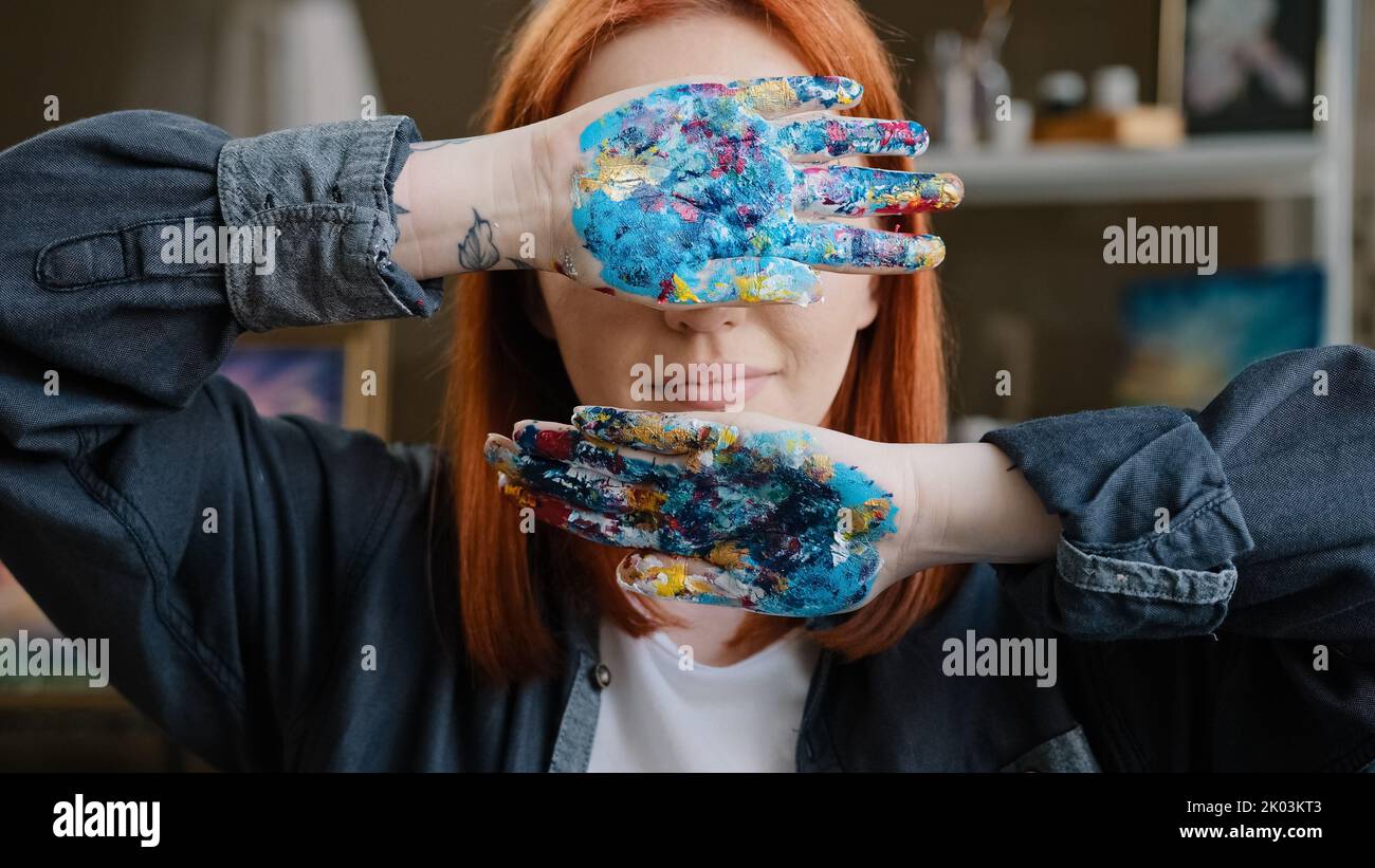 Artist hands paints hi-res stock photography and images - Alamy