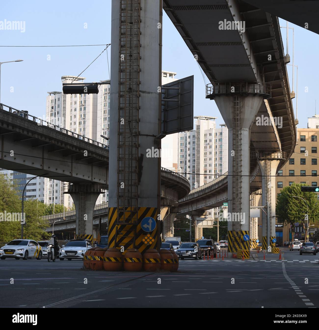 raised rail flyover through central Seoul, eases traffic at road level ...