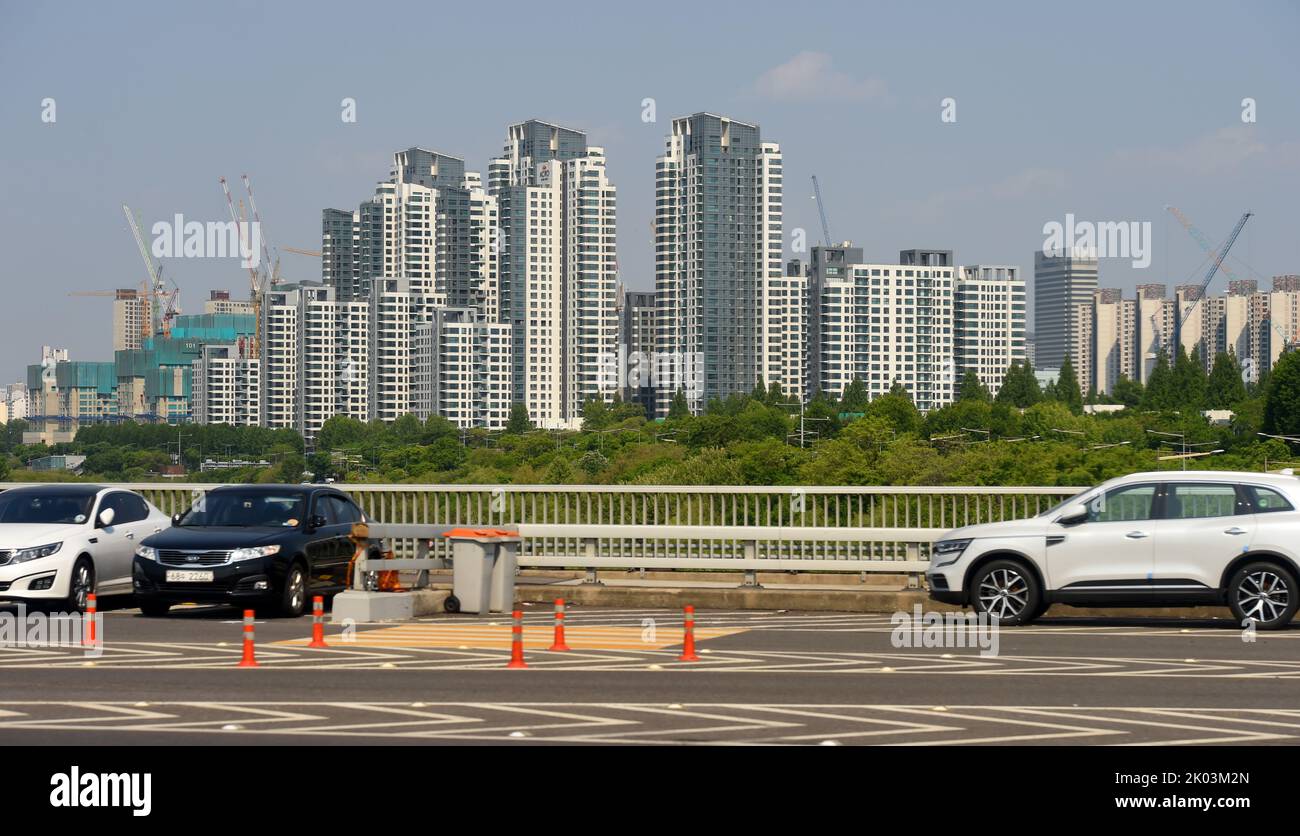 Apartment blocks are the predominant housing format in Seoul, South ...